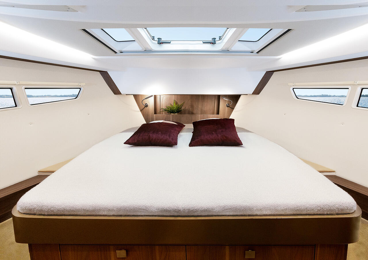 Sealine C330v: 2 FB da 300 CV a poppa, 2 grandi cabine sotto
