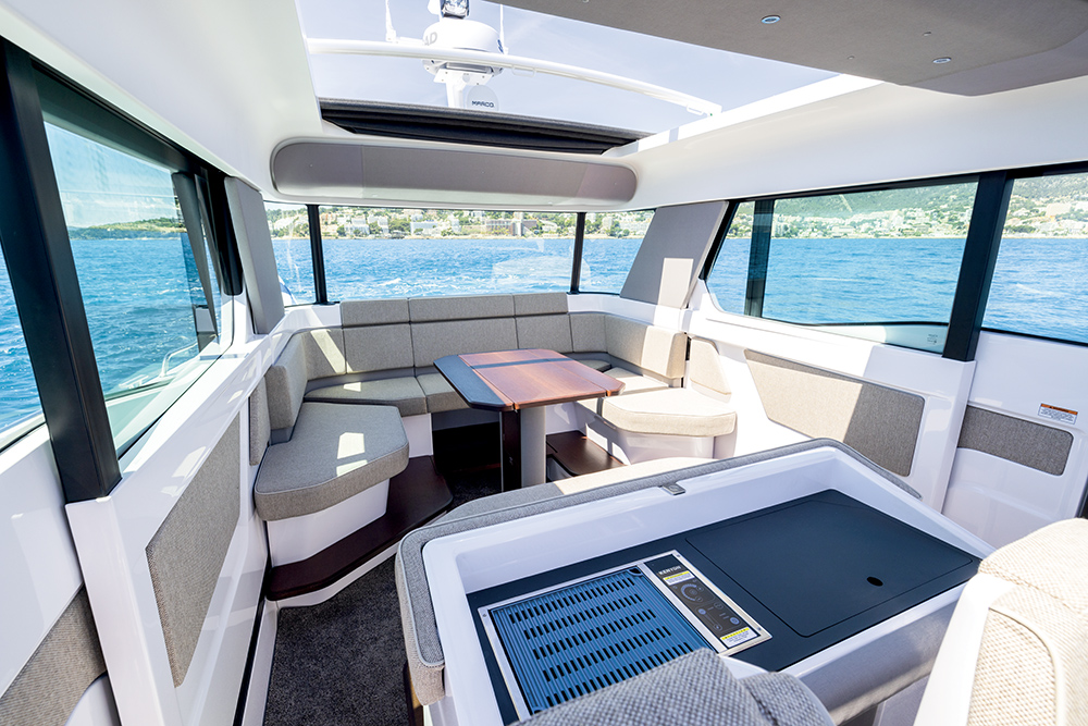 Axopar 45 Cross Cabin, powerful on the waves - Barche Magazine ISP
