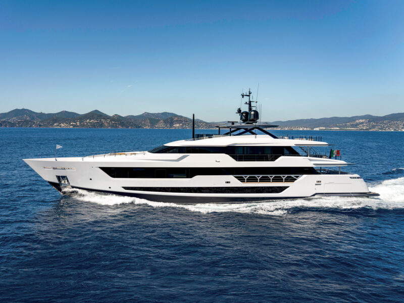 Custom Line 140’, Clean and contemporary - Barche Magazine ISP